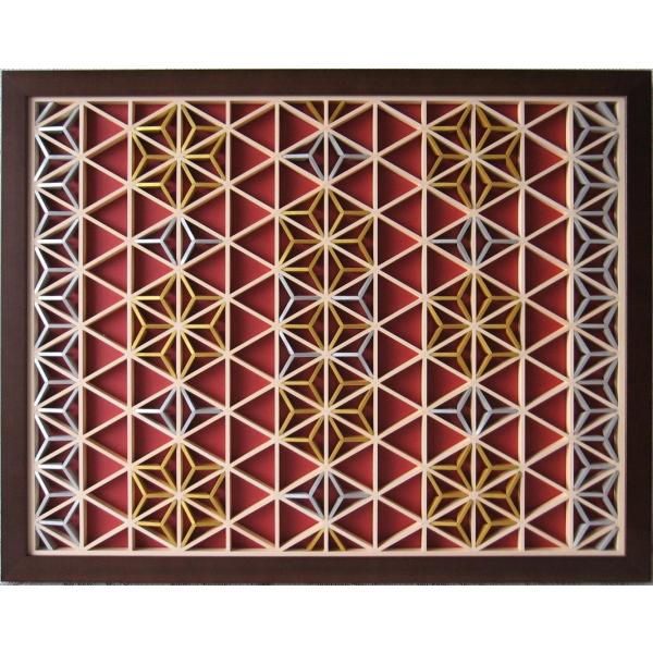 組子細工(組子)に色彩を求めた新発想の額装壁飾り(アートパネル)です。ヒノキのフレームに色彩と表情の豊かなファンシーペーパーを使いました。木材の葉を使うのとは別種の、カラフルさ、輝きをお楽しみいただけます。■ 商品分類伝統工芸 組子細工 和...