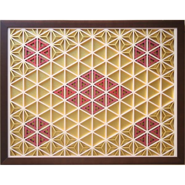 組子細工(組子)に色彩を求めた新発想の額装壁飾り(アートパネル)です。ヒノキのフレームに色彩と表情の豊かなファンシーペーパーを使いました。木材の葉を使うのとは別種の、カラフルさ、輝きをお楽しみいただけます。■ 商品分類伝統工芸 組子細工 和...