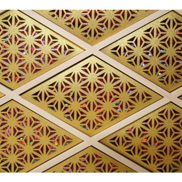 組子細工(組子)に色彩を求めた新発想の額装壁飾り(アートパネル)です。ヒノキのフレームに色彩と表情の豊かなファンシーペーパーを使いました。木材の葉を使うのとは別種の、カラフルさ、輝きをお楽しみいただけます。■ 商品分類伝統工芸 組子細工 和...