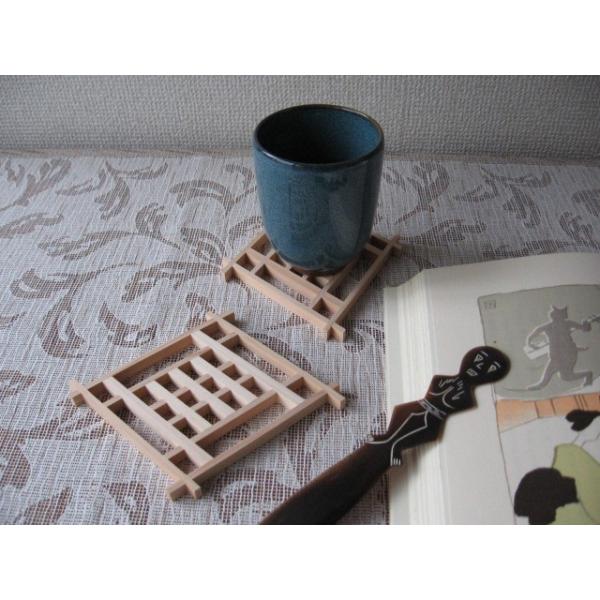 ひのき無垢材が織りなす組子柄の美しさをお楽しみください。お客様へのおもてなしに好適です。正確に切り出したヒノキ材を手作業で組み立てた職人ならではの一品。仕上げのきいたぬくもりのある手触りは無垢材独特です。小さなお子様のおもちゃにいかがですか...