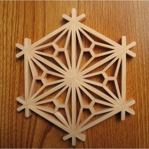 組子細工の人気アイテム、組子コースターです。変わった柄の二重麻の葉です。ちょっと大き目。組子コレクションの一品としていかがですか。お客様のグループ別に組子コースターの柄を変えてみるのも楽しいですね。ひのき無垢材が織りなす組子柄の美しさをお楽...