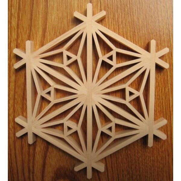 組子細工の人気アイテム、組子コースターです。変わった柄の変り麻の葉です。ちょっと大き目。組子コレクションの一品としていかがですか。お客様のグループ別に組子コースターの柄を変えてみるのも楽しいですね。ひのき無垢材が織りなす組子柄の美しさをお楽...