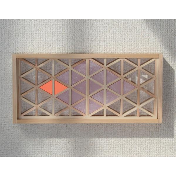 和風の壁飾りです。使い方はお好み次第。ミニ小物の飾り棚や写真飾りとしてもご利用頂けます。内側の壁に風景写真や友禅和紙（千代紙）を貼り、折り鶴などを置いて頂くのは如何でしょうか。組子の戸を左右に開閉できますのでそのときの気分で楽しんで頂けます...