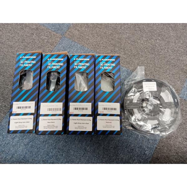 FLASHFORGE 純正 3Dプリンター用PLAフィラメントのセットです。機材入れ替えのために出品いたします。【内容】・PLAフィラメント 500g × 3本（未開封）・PLAフィラメント 500g × 1本（Natural／開封済み・残...