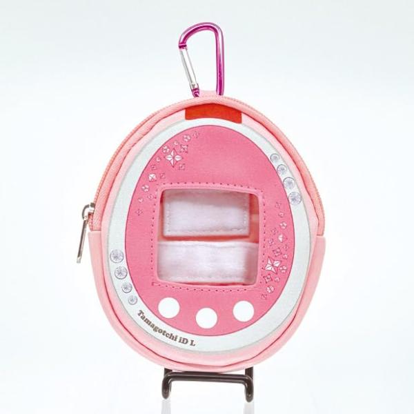 「商品情報」「たまごっち」より、かわいいポーチが登場！ポーチの中はお布団になっているからマスコットはもちろん、アクリルスタンドもおねんねさせてね♪カラビナがついているから持ち運びもばっちり★サイズ：約H130mm素材：ポリウレタン、ポリエス...