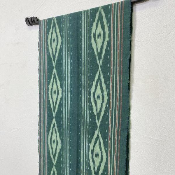 アジアンテイストな空間を演出するファブリックとして欠かせないアイテムであるイカットは縦糸と横糸から編まれる布で地域によって伝統的な模様がありますが、どれも個性的なデザインのものばかりです。テーブルランナー、タペストリー、各種カバーなど多用途...