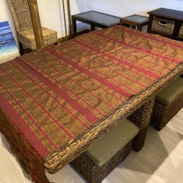 アジアンテイストな空間を演出するファブリックとして欠かせないアイテムであるイカットは縦糸と横糸から編まれる布で地域によって伝統的な模様がありますが、どれも個性的なデザインのものばかりです。ベッドカバー、ソファカバー、テーブルクロス、タペスト...