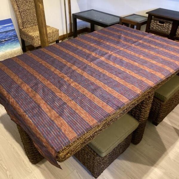 アジアンテイストな空間を演出するファブリックとして欠かせないアイテムであるイカットは縦糸と横糸から編まれる布で地域によって伝統的な模様がありますが、どれも個性的なデザインのものばかりです。ベッドカバー、ソファカバー、テーブルクロス、タペスト...