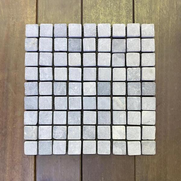 バリ島の天然石で作られたディスプレイマットですネットに天然石を貼り合わせたストーンマット玄関やリビング等のスペースディスプレイにおすすめ！フロアランプや観葉植物など、バリのリゾート風インテリアを引き立てます♪ハサミで小さくカットすることでさ...