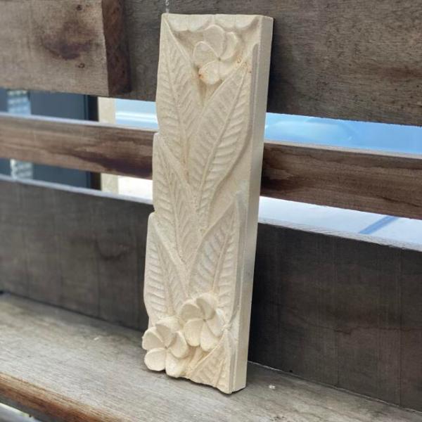 パラスストーンでバリ島の職人さんが手彫りで製作。南国の鳥とプルメリアの花の立体的な彫りがキレイなレリーフです。エクステリア等のワンポイントにいかがでしょうか。※2タイプございますので、お好みの方をご選択ください※真っ白ではございません。自然...