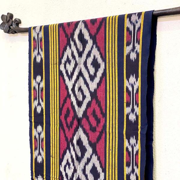 アジアンテイストな空間を演出するファブリックとして欠かせないアイテムであるイカットは縦糸と横糸から編まれる布で地域によって伝統的な模様がありますが、どれも個性的なデザインのものばかりです。テーブルランナー、タペストリー、各種カバーなど多用途...