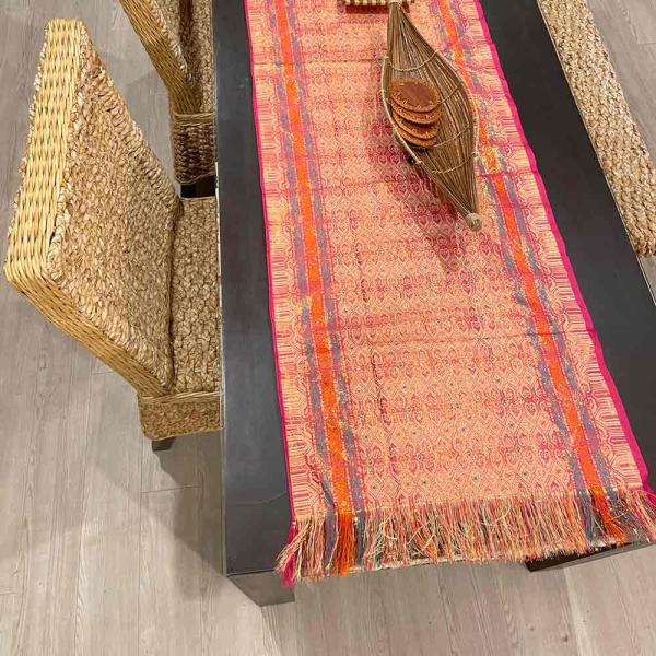 バリ島製　テーブルランナー、タペストリーなど、多用途にどうぞアジアンテイストな空間を演出するファブリックとして欠かせないアイテムであるイカットは縦糸と横糸から編まれる布です。明るい色合いで金糸使用のキラキラと光る華やかなタイプをセレクト。ダ...