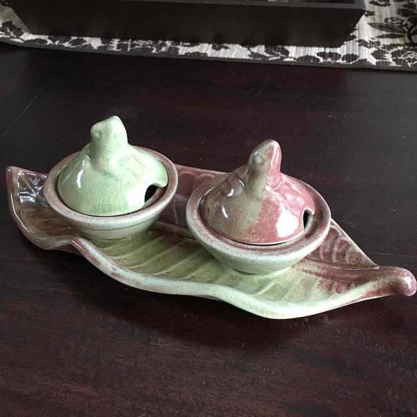 バリ島タバナン村の工芸品。アジアンテイストな雰囲気にとてもよく合います。調味料をテーブルの上で場所をまとめてセットしておけます。かわいいカエルと葉っぱのデザインが可愛くておしゃれ。※蓋部分以外は一体化しています　　サイズ：H9cm×W14c...