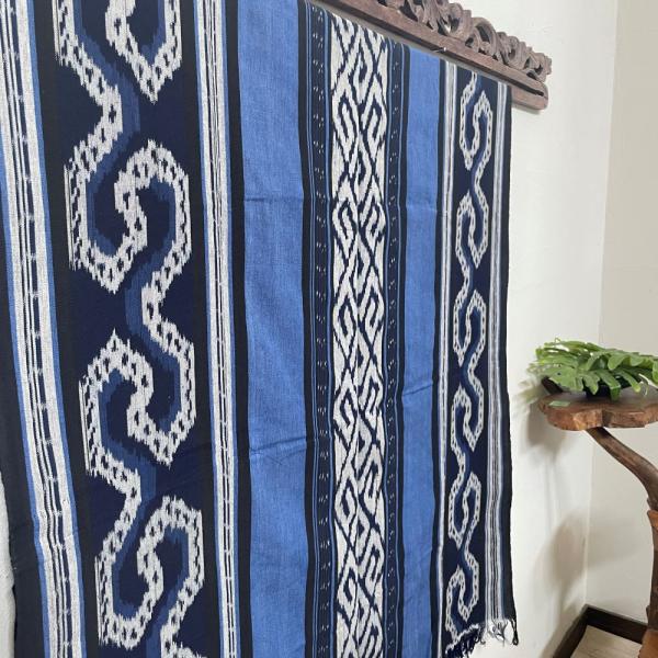 イカットとは、インドネシアの糸染織物のこと。使い勝手のいい薄手の大判イカットマルチクロス。ベッドやソファ、カーテンにも。１枚あるだけでお部屋の模様替えを楽しめます♪ サイズ　：長さ約240cm×約幅120cm（フリンジ含まず）【仕上がりにつ...