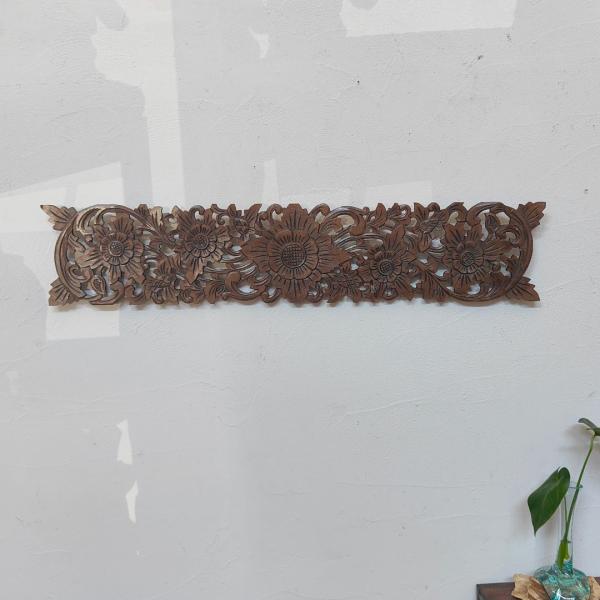 長さが100センチある 縦長の木彫りレリーフです。アジアンチックな透かし彫りデザイン。壁に飾ると一枚の絵のようでおしゃれなインテリアになります。※木材ではなく、MDFという木材の細かいおがくずの　ようなものを集成した素材を彫ったものになりま...