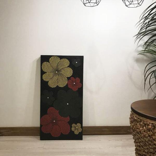 バリ島の現地画家さんによるドットアート1点ずつ手書きにてドットを置いて描く、非常に手間のかかる絵画です鋲などで簡単にディスプレイ可能です。縦横お好きな方向でお使いいただけます。サイズ：L80cm×W40cm　厚さ4cm【仕上がりについて】ハ...