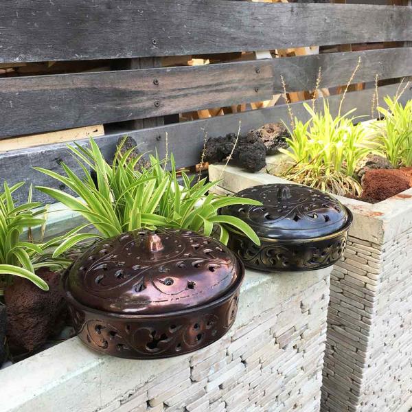 おしゃれな蚊取り線香ホルダーが入荷しましたインテリアやアジアングッズとしても使える素敵な蚊取り線香ホルダーです♪ふた付きでお子さんやペットにも安心の実用性も兼ね備えた蚊取り線香ホルダーです。　サイズ：直径17cm×高さ8.5cm【仕上がりに...