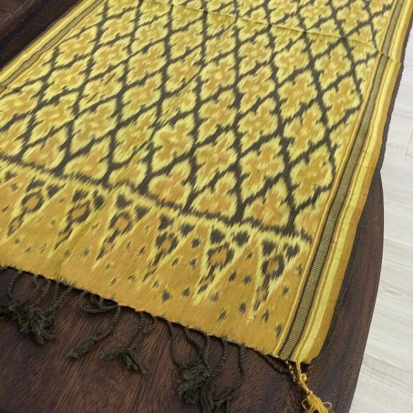 現地より、明るく優しい色合いのタイプをセレクトしてきました！タペストリー、テーブルセンター。カバー、などなど、お使いいただけます。サイズ：W50cm×L110cm