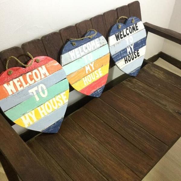 アンティーク調の木製ドア掛けです。壁掛けフック付き。"WELCOME TO MY HOUSE"　ドアプレートH35cm×W31.5cm　厚さ2.5cm【仕上がりについて】ハンドメイドならではの素朴さや、若干のデザイン・寸法誤差のある場合がご...