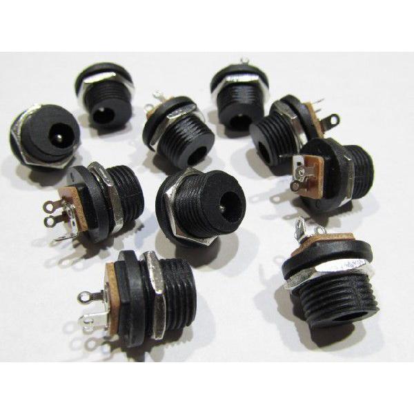 注文数1で1個です。パネル取り付けタイプ。3端子。適合プラグ外径5.5mm 内径2.1mm。 ※表側からナットで固定するタイプ