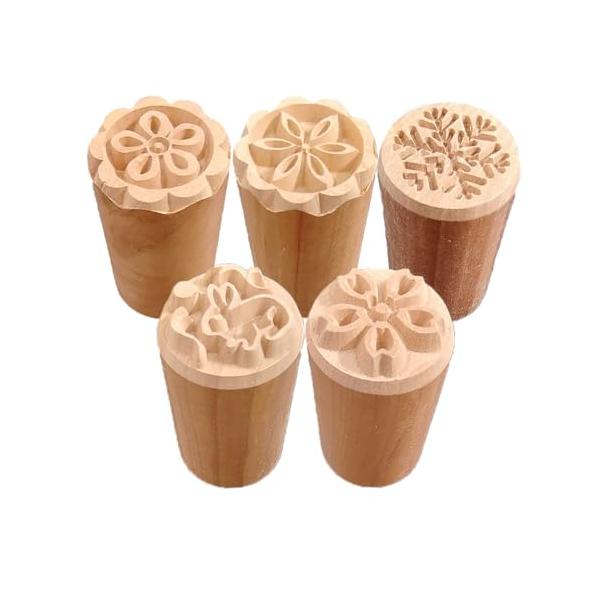 パッケージに含まれるもの5pcsのミックスパターン丸型木製スタンプ、1つの花柄、1つのさくら柄、1つの雪柄、1つのウサギ柄、1つの六角柄。・携帯用粘土スタンプ各サイズはおよそ2.5 x 5cm、各重量は20g; 軽量で持ち運びやすく、家族で...