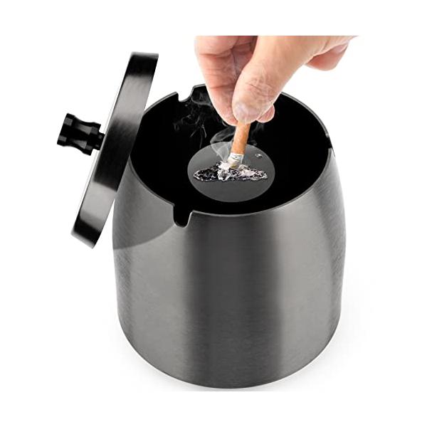 モダンBlack/L/-・Color:BlackSize:L・高品質の固体ステンレス鋼灰皿は非常に強く、厚いステンレス鋼でできています。大容量で、煙や灰が風で吹き出すのを防ぐことができ、独自のカバーが付いています。使用しない場合は、カバーを...