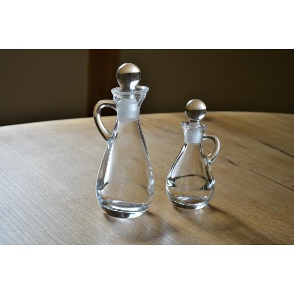 東京の老舗ガラスメーカー・廣田硝子の「手付きドレッシングボトル (大)」です。 透明感あふれるガラスは、みずみずしくゆらぎ、どこか幻想的な雰囲気。手作りのドレッシングやハーブオイル、ハーブビネガーなどに大活躍。取っ手付きのドレッシングボトル...