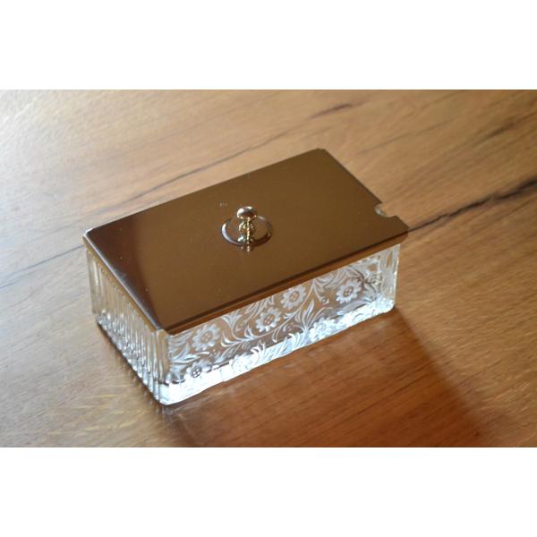 東京の老舗ガラスメーカー・廣田硝子の「レイシー バターケース」は、シリーズ名の通り、レースの様に繊細な花柄がクラシカルでエレガントな雰囲気。どの角度から見ても美しい佇まいは、普段使いにはもちろん、来客の際にも食卓が華やぎます。蓋は、軽くてお...