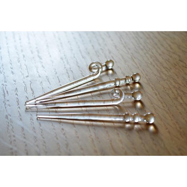 東京の老舗ガラスメーカー・廣田硝子から、２種類のデザインの「ピック」です。ガラス製のピックは、金属製のもののような金気がないので、食材の風味を邪魔せず、つけ置き洗いも出来て衛生的。きらりと光る美しいガラスのカトラリーが、食卓を涼しげに彩りま...