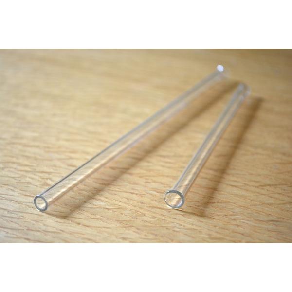 東京の老舗ガラスメーカー・廣田硝子の「ガラスストロー / 15cm」です。 ガラス製のストローは、他素材に比べて飲み物の味や香りを損なうことなく、ひんやり滑らかな触り心地。シンプルで透明な姿は合わせるグラスを選ばず、ドリンクを味わうひと時を...