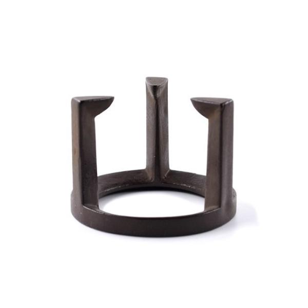 【発売日：2026年03月05日】南部鉄器の老舗・鈴木盛久工房の蓋置「五徳」です。一見すると何の道具か分からないような姿形ですが、鉄瓶や茶釜の蓋を乗せるために作られた粋な茶道具の一種です。茶道具としての五徳をモチーフに作られた五徳蓋置は、「...