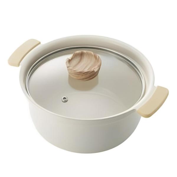 【蓋の取っ手のウッド調がポイントのおしゃれな両手鍋。】【扱いやすいセラミックコーティングが施されています。】【蓋には凹みがあるので菜箸などを置くことができます。】