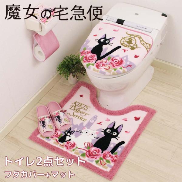 薔薇の花びらが舞うロマンチックな街中で黒猫ジジが恋人の白猫リリーとデートを楽しむシーンをデザイン。フェミニンな色合いで、上品さのただよう空間を演出いただけます。サイズ・容量トイレマット…約60×60cm規格■生産地：マット・ふた…日本／ほか...