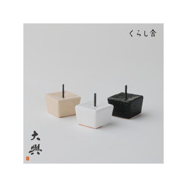 陶製の燭台です。小さいサイズのろうそくに適しています。 陶器の軽やかさを保っています。対応するろうそく　0.5号〜2号※針が細く、ろうそくを下まで刺すことができます。サイズ W40×D40×H40（mm）材質 陶器