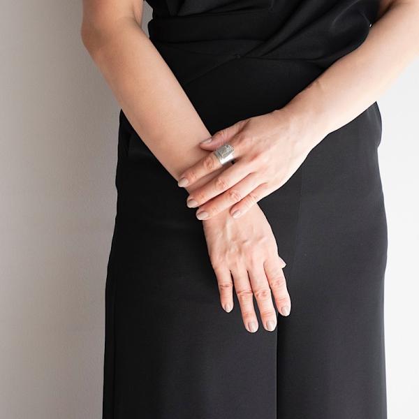 シンプルなデザインはカジュアル、フォーマル、どちらのシーンにも馴染んでいきます。サイズ 外寸：W80 x D15mm 　素材 錫重量 10g生産国 日本製（富山県 高岡市）備考・化粧箱入り※表面に極小さな窪みがある場合がありますが、鋳物製法...