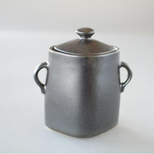 　底面約8.5cm 約H12cm　容量250ｃｃ陶磁器国産電子レンジ・食洗機OK　酸やアルカリにも強い材質ですので有害物質が溶け出る心配がありません。