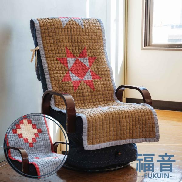 一針ずつ丁寧にハンドメイドで繋ぎ合わせた大判のパッチワークキルトになります。生地をカットしてパッチワークで繋ぎあわせて中わたを入れて、キルティングを施した後に製品洗い加工をしています。製品洗い加工をすることによりキルト自体に厚みを持たせ、立...