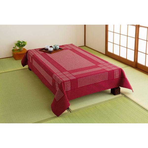 伝統の刺し子をモチーフにしたテーブルクロス。 日本古来の伝統的な柄を使用しています。和室はもちろん、洋室でも素敵にお使いいただけます。 テーブルクロスとしてだけではなく、ベッドカバーやマルチカバーとしてもお使いいただけ、 なんにでも使える優...