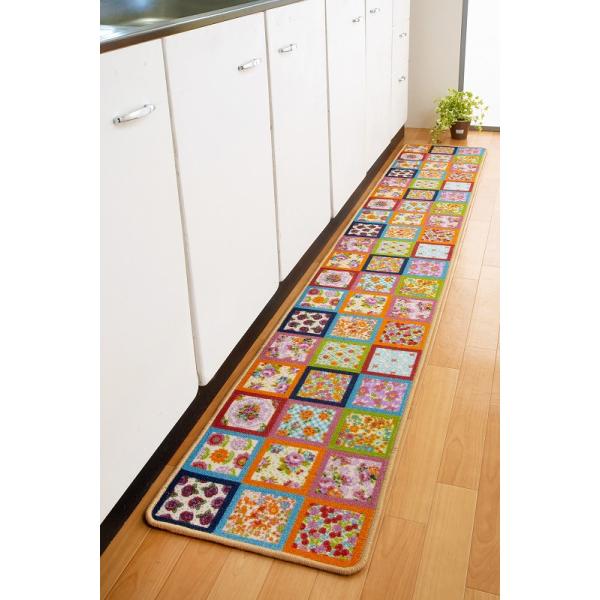 様々な花柄をタイルのように敷き詰めたキッチンマットカラフルな柄が殺風景なキッチンも華やかにしてくれます。 多彩な花の柄がエネルギッシュで、元気が出るキッチンマットです。毛足がループ状になっているため、弾力があり足の裏が痛くなりにくい構造にな...