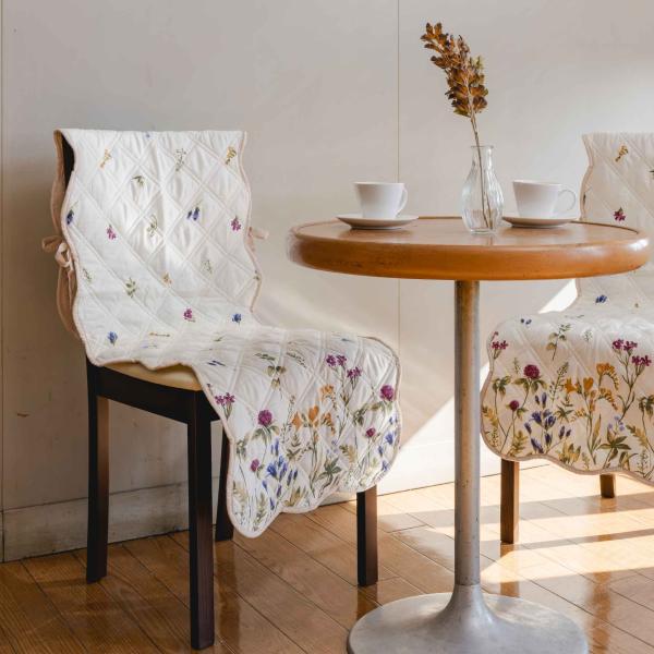 裾部分に大きく華やかな花をあしらったかわいらしい素敵なチェアカバーです。中わたを入れ、キルティングを施すことで、ふっくらとした座面・背もたれにあり椅子に座った時のごつごつした感じやひやっとした感を軽減してくれます。アイボリーの地色もかわいら...