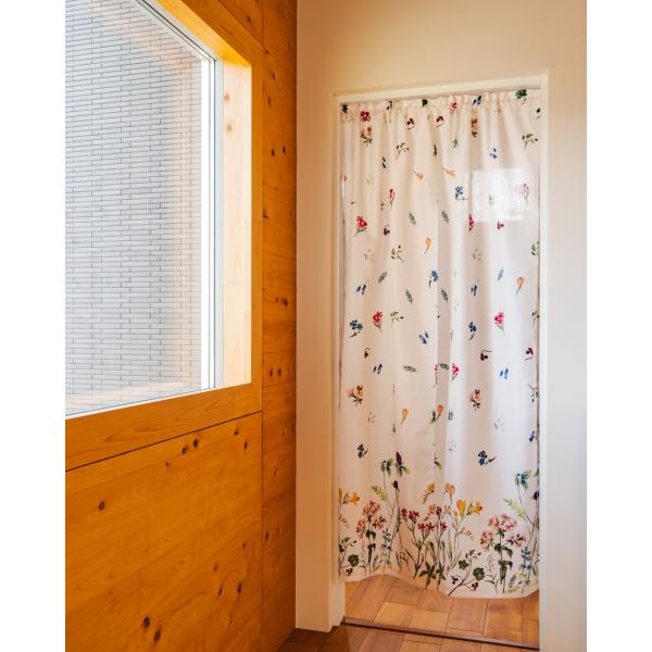 全体的にかわいい小花を散りばめ、裾には大きなボタニカル柄を描くことで、とても柔らかく華やかなのれんに仕上げました。足元までしっかり隠れてくれるロングタイプで足元部分までしっかり隠します。中央部分が少し重なっているため、すき間ができづらくしっ...