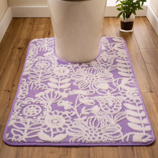 北欧タッチの花柄がシンプルながら彩りを加えてくれます。柄に合わせて毛足の長さを変えることで柄がより立体的に見えます。5ｃｍ程度の長い毛足は素肌で踏んでも柔らかく気持ちがよく、さらに中材にウレタンフォームを使用しているので、絨毯の上にいるかの...