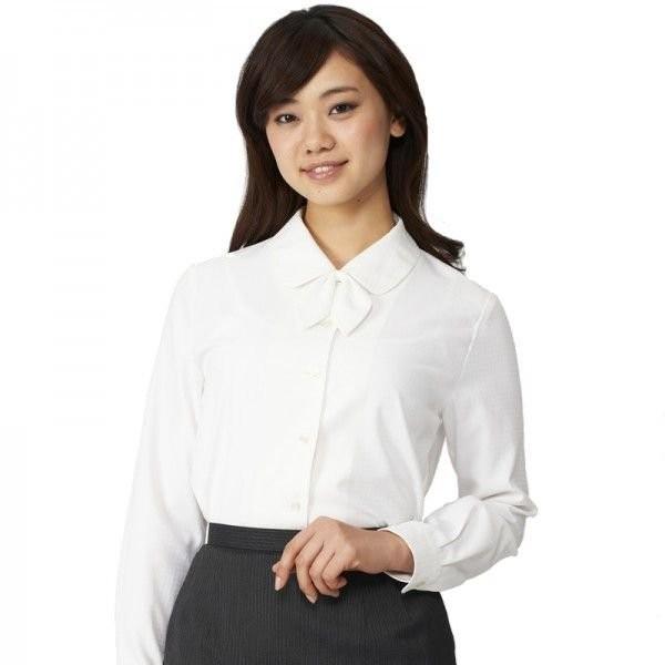 丸襟×千鳥柄の女性らしい長袖ブラウスです。スウィートなリボンタイプはかわいく、お上品なイメージに。スッキリと着こなせる無地のブラウスは、どんなジャケットやボトムスとも合わせやすく、仕事着としてはもちろん、プライベートや冠婚葬祭の時などオール...