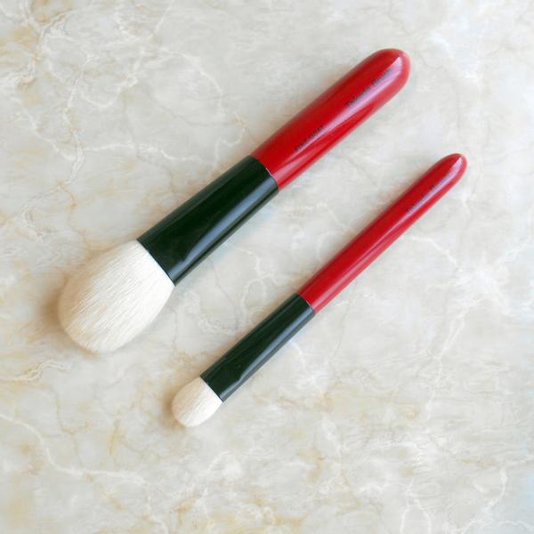 ■2011年国民栄誉賞（なでしこＪＡＰＡＮ）の副賞製造メーカーに選ばれた化粧筆ブランド「竹田ブラシ」が作る椿シリーズの2本セットをご提供！竹田ブラシ製作所の職人が一本一本手作りで丁寧に仕上げた極上の熊野化粧ブラシです。毛先にハサミを入れずに...