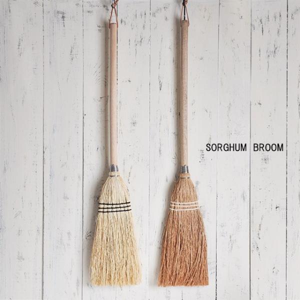 生活に欠かせないのは掃除。Sorghum（ソルガム）＝モロコシからひとつひとつ職人の手で作られたホウキは飾らない シンプルなスタイルで、どこに置いても、どこで使っても使い手を選ばない、味のあるモノです。音が立たないので、時間帯を気にせずサッ...