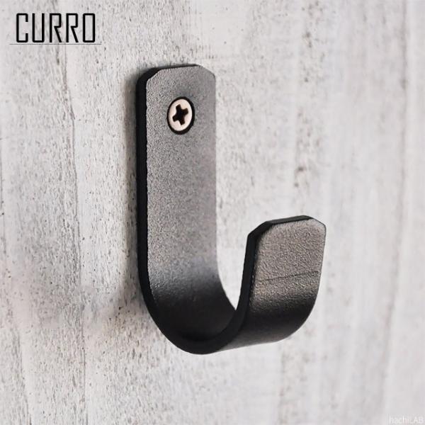 黒マット塗装が特徴のCURROシリーズのアイアンフック（壁掛けフック金具）。デザインは至ってシンプルで使いやすいＪ型。インテリアを問わずにお使いいただけます。また、フック部分の深さ、奥行きはそれぞれ約25mmあるので、ハンドバッグ等も十分に...
