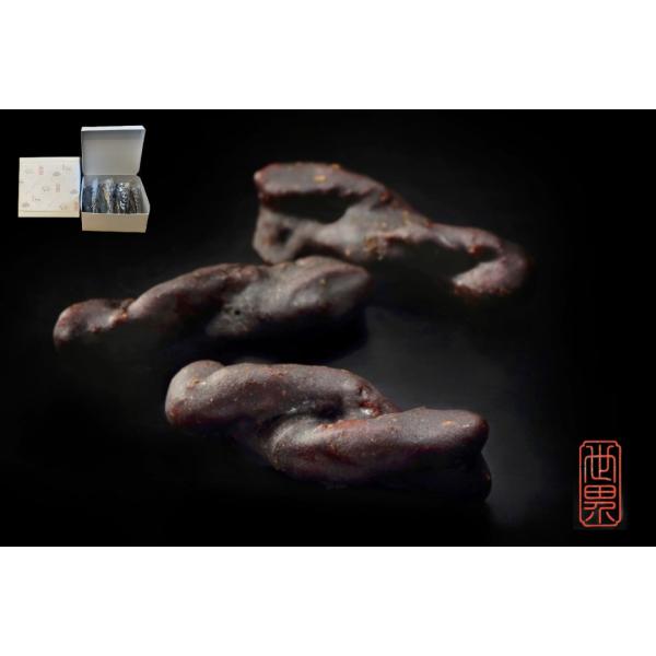 沖縄県産の黒糖を使用。外側には深く上品な甘さの沖縄県産黒糖を分厚くコーティング。中はカラッとサクサク食感に仕上げました。・名称：油菓子/かりんとう　・内容量：１本約20g×100本　・かりんとうのサイズ：縦約10cm×横約3cm　【一本ずつ...