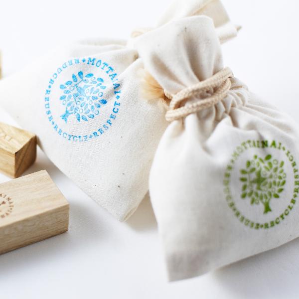 【サイズ】縦95×横95×奥行き20ｍｍ【素材】（巾着）コットン/（中身）楠・綿【セット内容】サシェ：1個、カンフルオイル2ml：1本