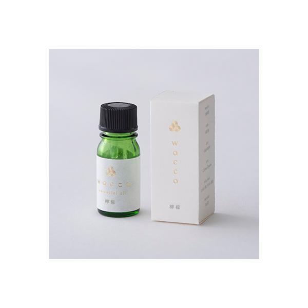 waccaのエッセンシャルオイルに仲間が加わりました。高知産の良質な檸檬（レモン）を水蒸気蒸留した精油で、すっきりした香りの奥にほんのりした甘さを感じられるのが特徴です。【内容量】5ml【品名】檸檬【産地】高知県【抽出部位】果皮【抽出方法】...