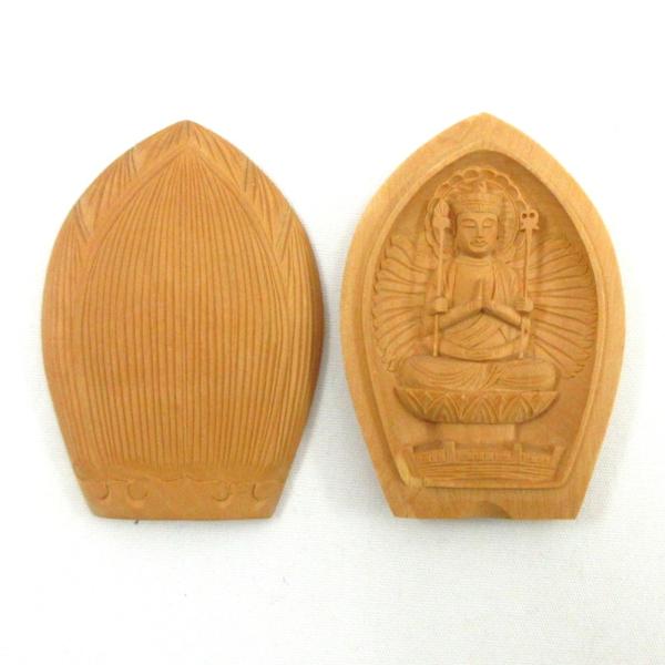 ※配送方法は宅配便、メール便からお選びいただけます。※メール便はポスト投函でのお届けとなります。※お支払方法が代金引換の場合、メール便はご利用できません。【材質：柘植】【縦6.2cm、横幅4.5cm】懐中仏/香合仏守り本尊等を蓮弁形式の中に...